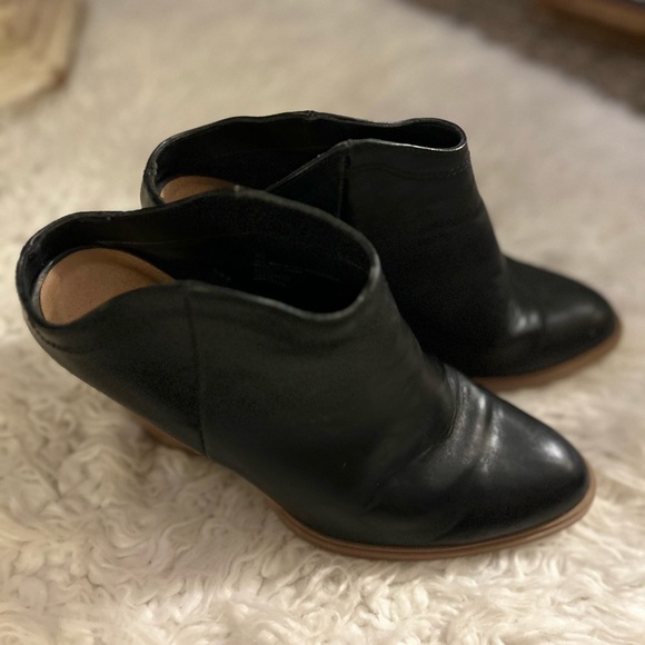 Dolce Vita | Shoes | Dolce Vita Black Ecu Mules Slides 85 Block Heel ...